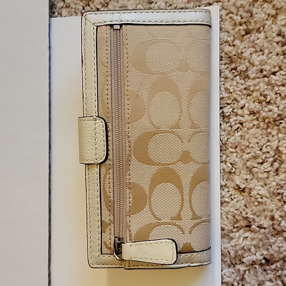 Coach Wallet Two Tone Cream/Tan Color - Gem